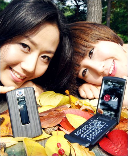 Models pose with LG Electronics’ Shine Wood phones... - The Korea Times