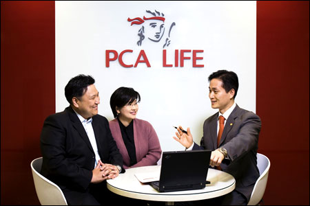 A consultant, right, of PCA Life Insurance, talks with... - The Korea Times