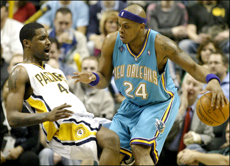New Orleans Hornets forward Bonzi Wells, right, knocks... - The Korea Times