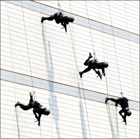 Special police squads rappel down a building’s wall... - The Korea Times