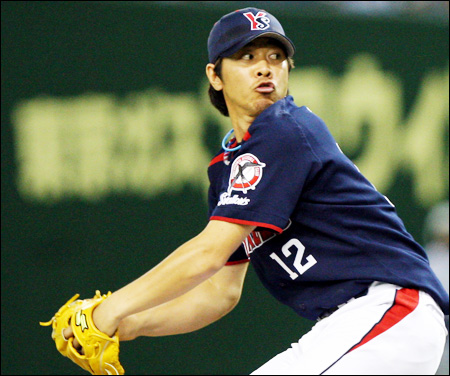 Lim Grabs Save for Swallows in Climax Series - The Korea Times