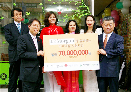 Steve Lim, right, CEO of JP Morgan Korea, poses with ... - The Korea Times