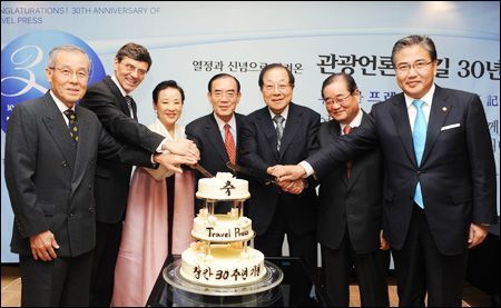 Sho Jae-pil, center, editor and publisher of Travel Press, ... - The ...