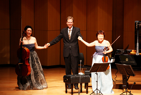 Chung sisters perform for flood victims - The Korea Times