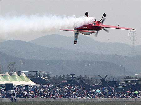 Stunt flying - The Korea Times