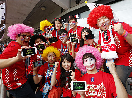 Cheering for national team: Singer IU, center in the ... - The Korea Times