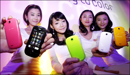 Models show the latest Samsung Electronics mobile ... - The Korea Times
