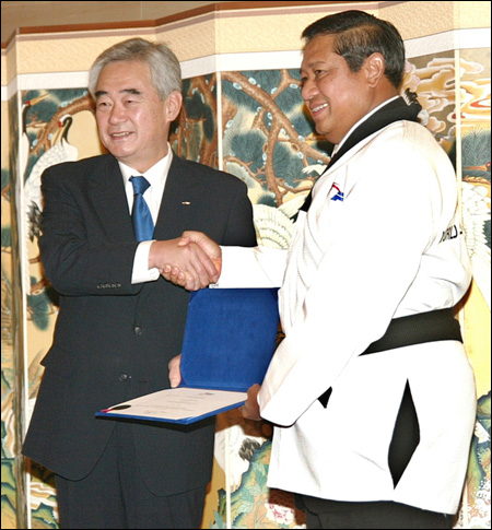 Indonesian President Susilo Bambang Yudhoyono, right... - The Korea Times