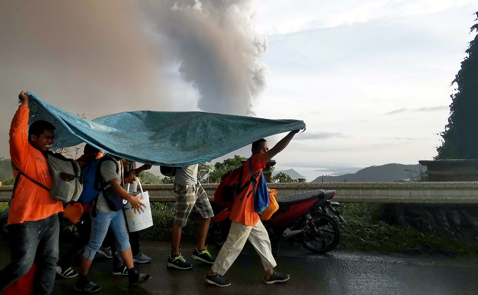 Philippines volcano eruption forces thousands to flee - The Korea Times
