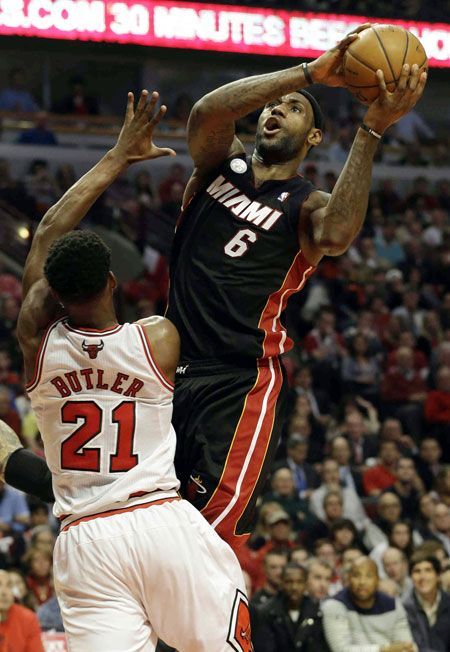 Miami Heat forward LeBron James, right, - The Korea Times
