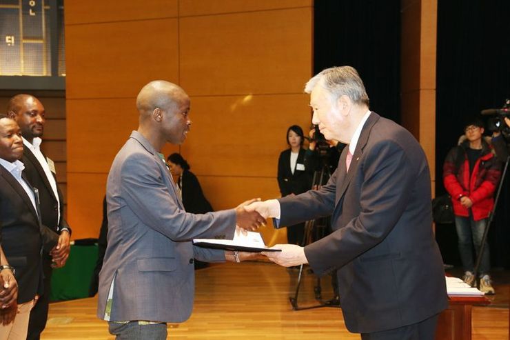 Booyoung offers scholarship - The Korea Times