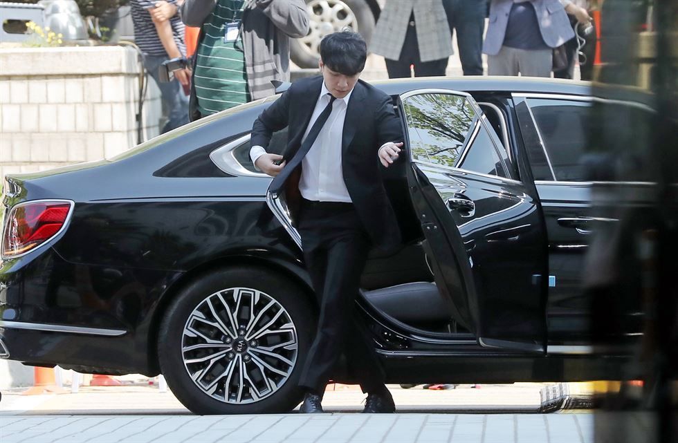 Will Seungri be arrested? Court to decide today [PHOTOS] - The Korea Times