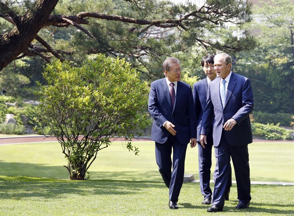 Moon meets Bush - The Korea Times
