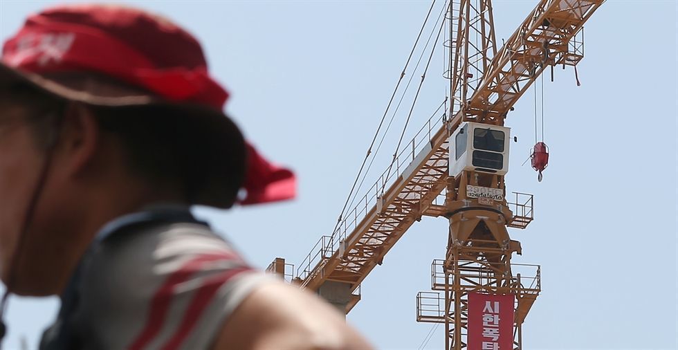 Construction worker dies after being hit by falling objects from broken ...