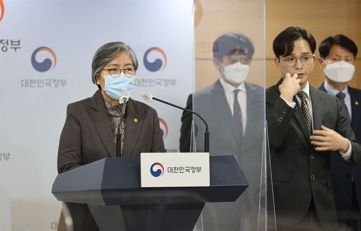 Korea secures additional Pfizer vaccines for 20 million people - The ...