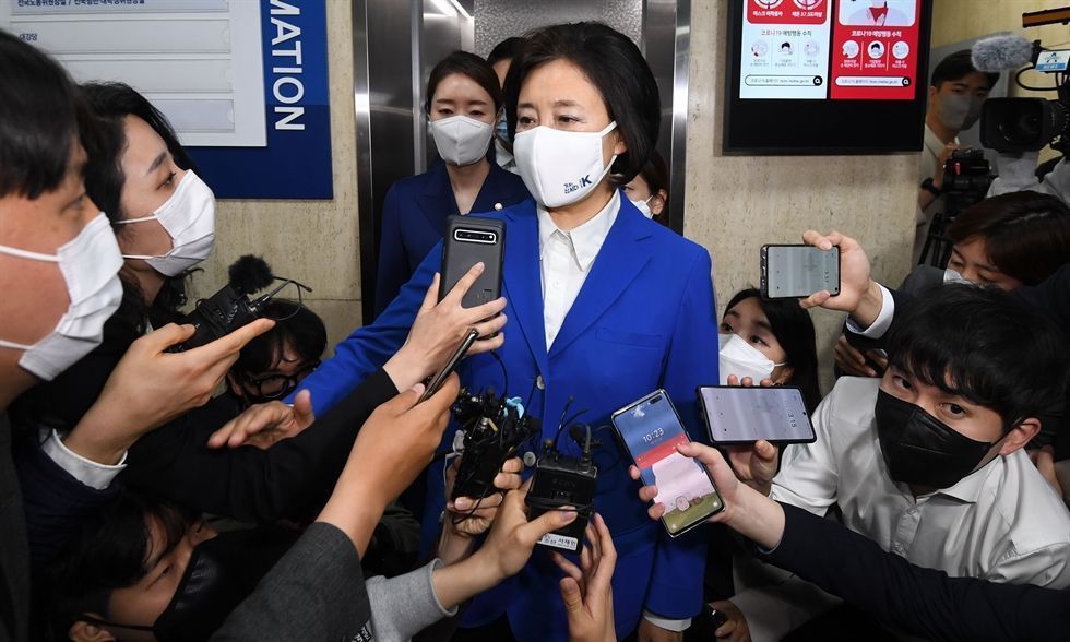 Park Young-sun not to run in DP's mayoral primary - The Korea Times