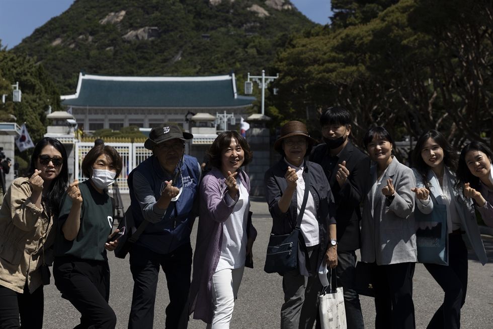 Thousands visit Cheong Wa Dae on 1st day of full public opening - The ...