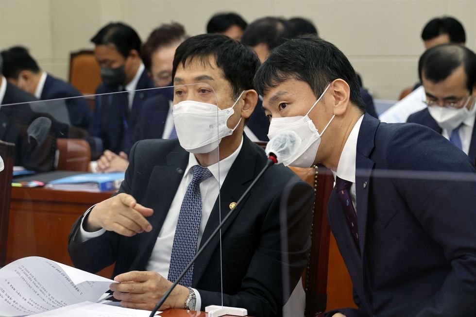 Gov't faces mounting criticism for inaction in early phase of credit ...