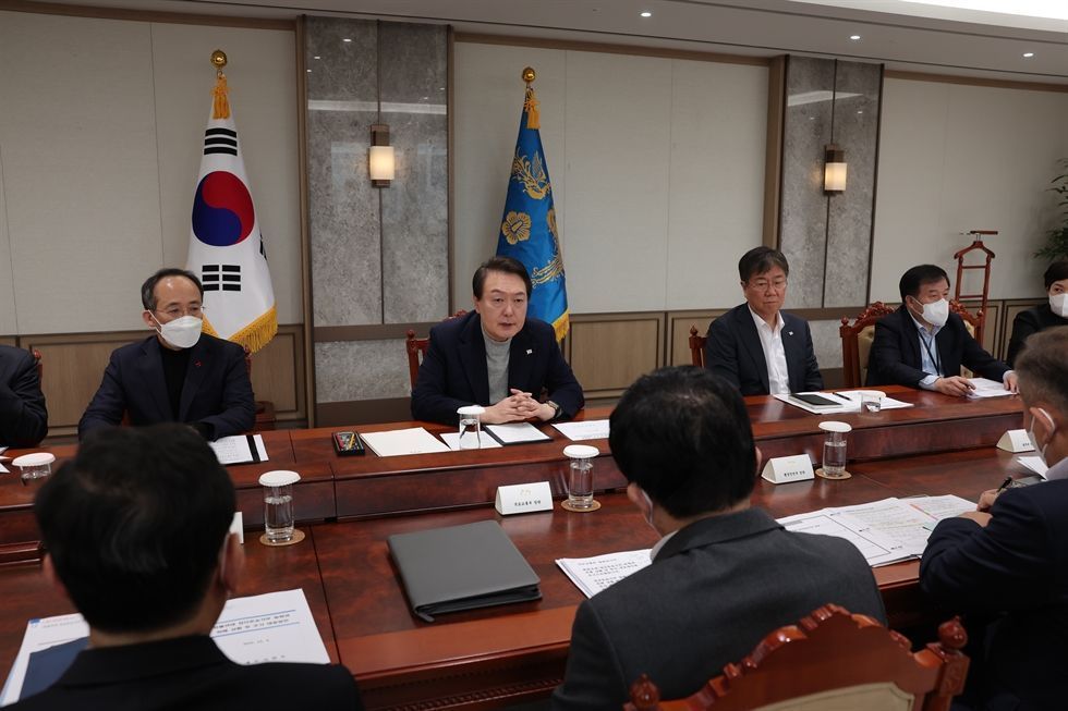 Gov't to expand executive order to striking truckers in refining, steel ...