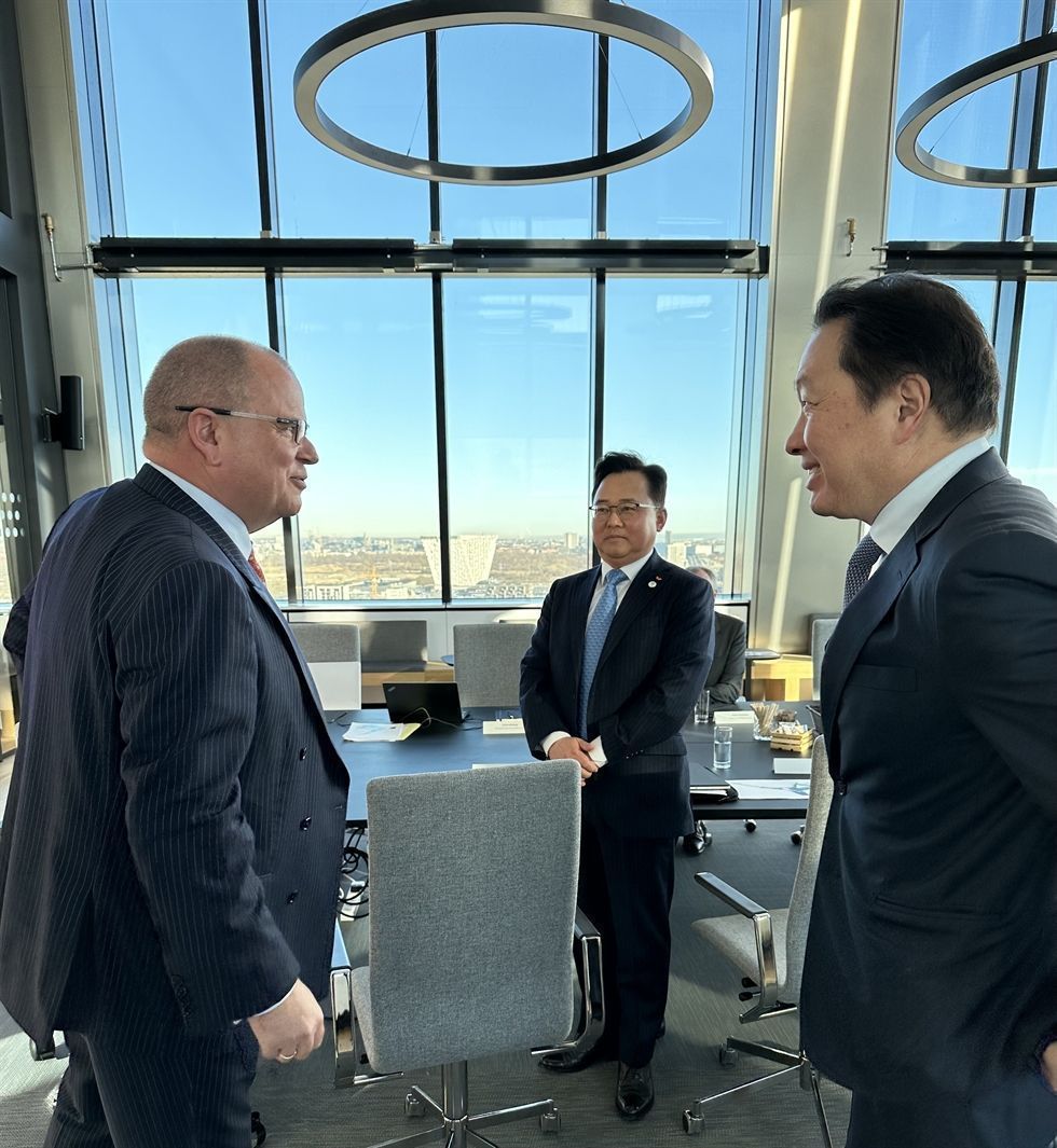 SK chief meets major business leaders in Europe to enhance cooperation ...