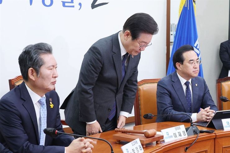 DPK leader apologizes over 'cash envelope' bribery scandal involving ...