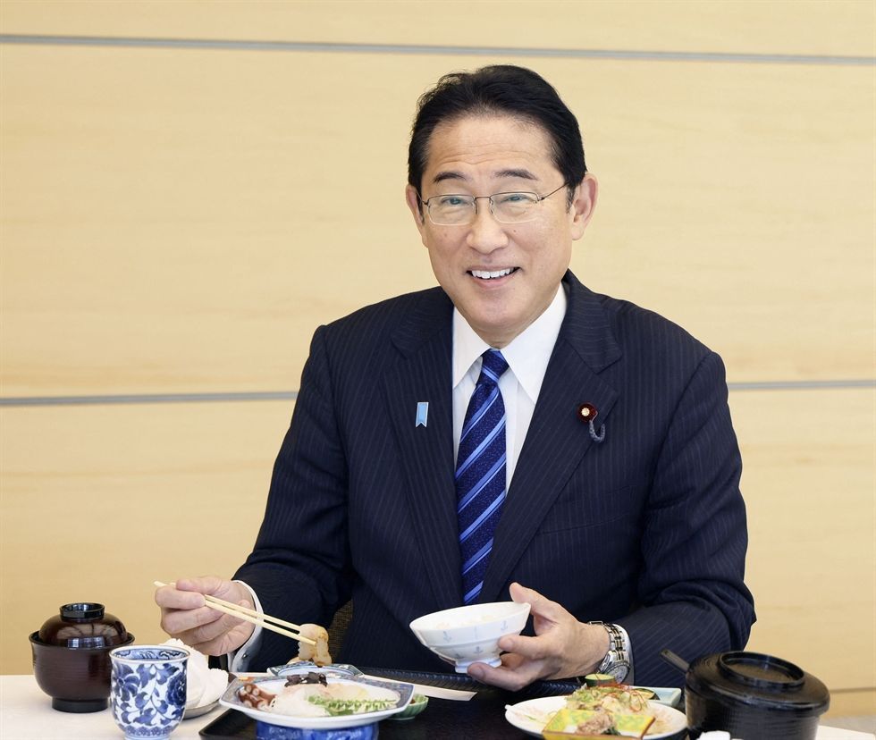 Japanese PM eats 'safe and delicious' Fukushima fish - The Korea Times