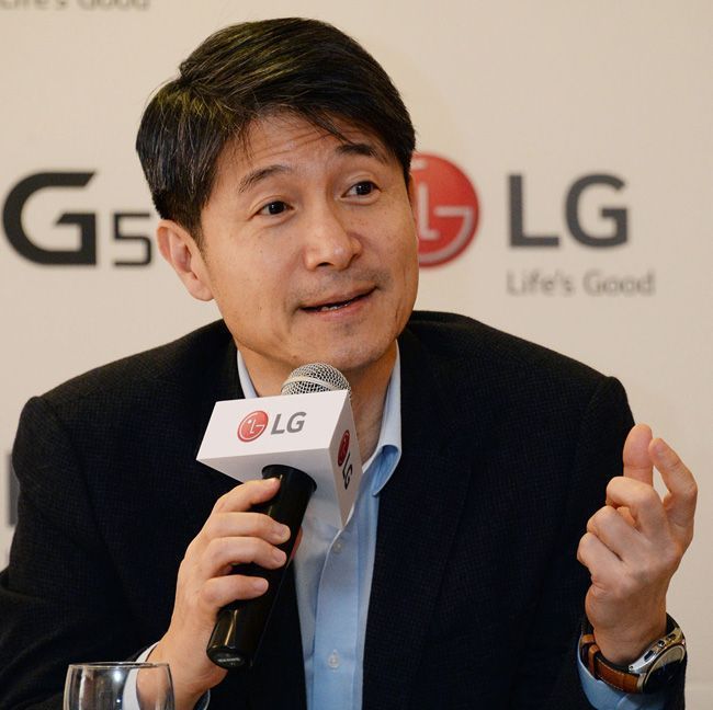 LG declares 'niche player' in mobile - The Korea Times