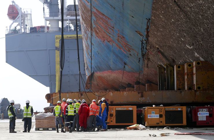 Sewol inside revealed as doomed ferry to be moved onto land Sunday ...