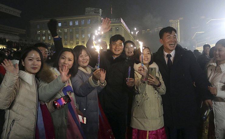 [PHOTOS] New Year's celebration in Pyongyang - The Korea Times