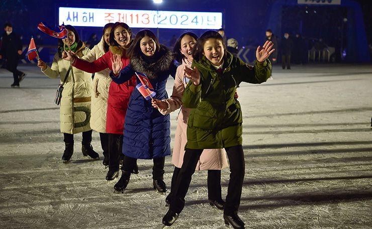 [PHOTOS] New Year's celebration in Pyongyang - The Korea Times