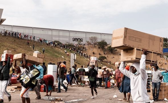 South African looters raid warehouses as riots intensify - The Korea Times