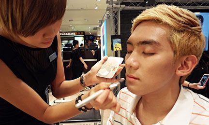 More men wear makeup - The Korea Times