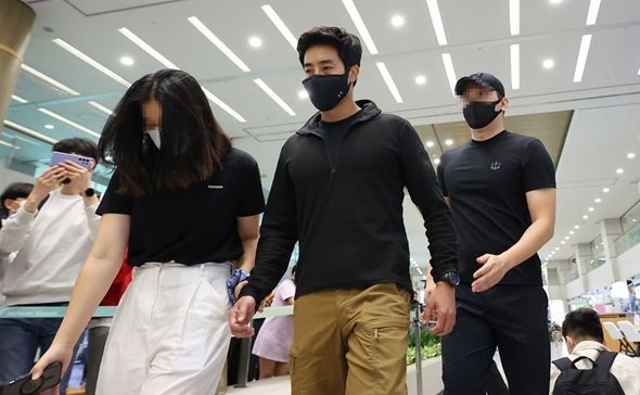 S. Korean volunteer fighter in Ukraine returns home with knee injuries ...