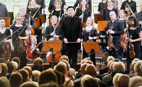 Korean conductor Yoon Han-kyeol wins 2023 Karajan Prize - The Korea Times