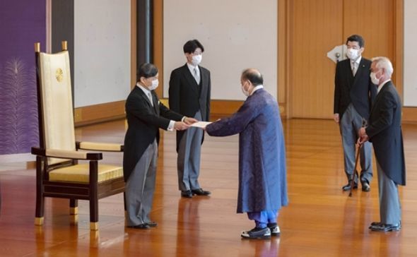 Korean ambassador presents credentials to Japan - The Korea Times