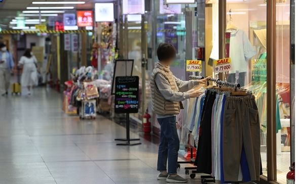 Korea to dole out compensation to 3.71 mln pandemic-hit merchants - The ...