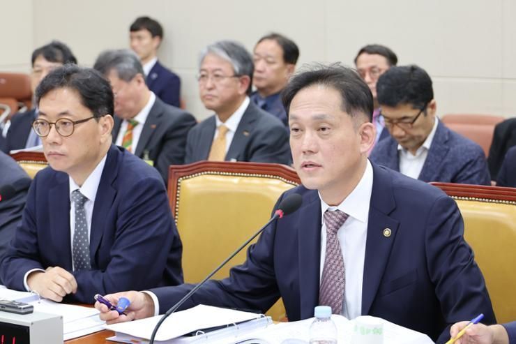 Watchdogs lock horns over record-high fines for telecoms - The Korea Times