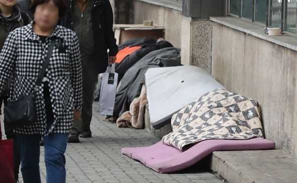 Homeless women struggle to find place to spend night - The Korea Times