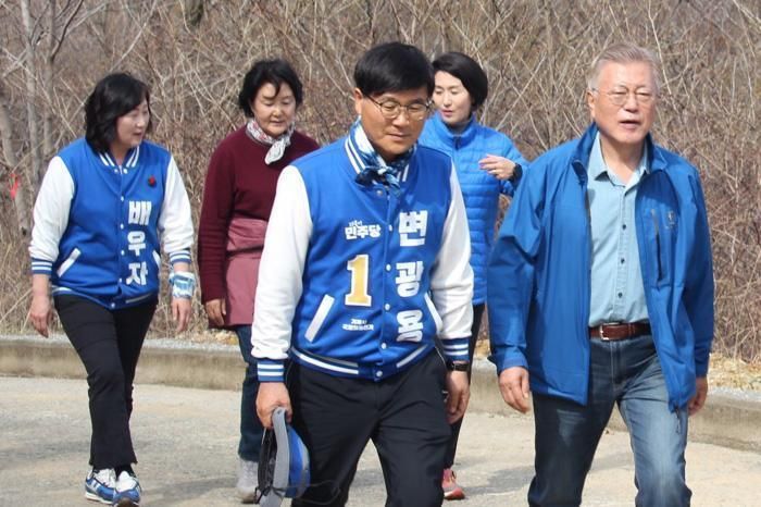 Political alignments on display as former leaders make appearances ...