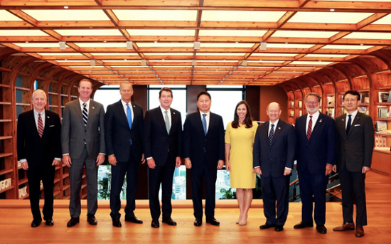 SK Group chairman meets with US senators - The Korea Times