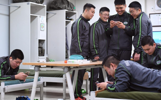 Trainee soldiers to use mobile phones at boot camp starting September ...
