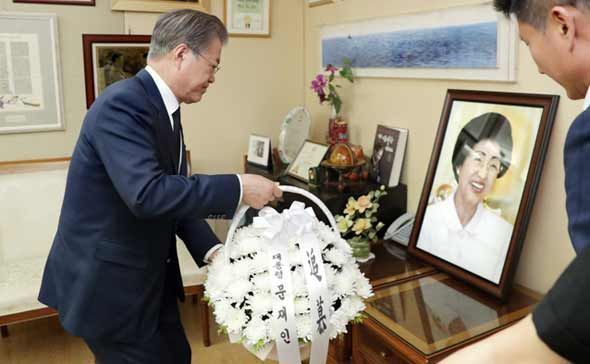 Moon pays tribute to late first lady Lee Hee-ho - The Korea Times