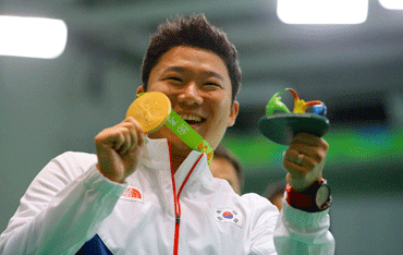 Shooter Jin wins record 3rd straight gold - The Korea Times